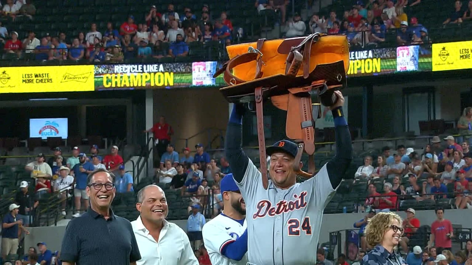 Miguel Cabrera receives a donation from the Rangers | 06/26/2023 ...