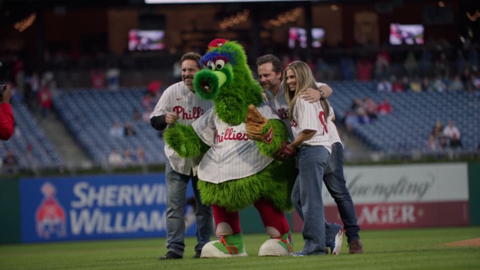 Boy Meets World cast throws out first pitch in Philly | 09/27/2023 ...