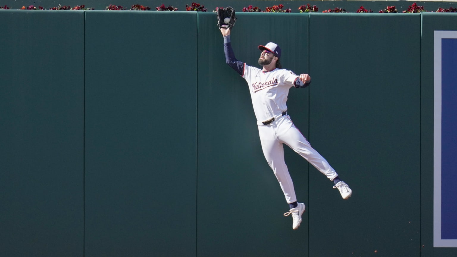 Jesse Winker leaps at the wall for a great catch | 04/07/2024 ...
