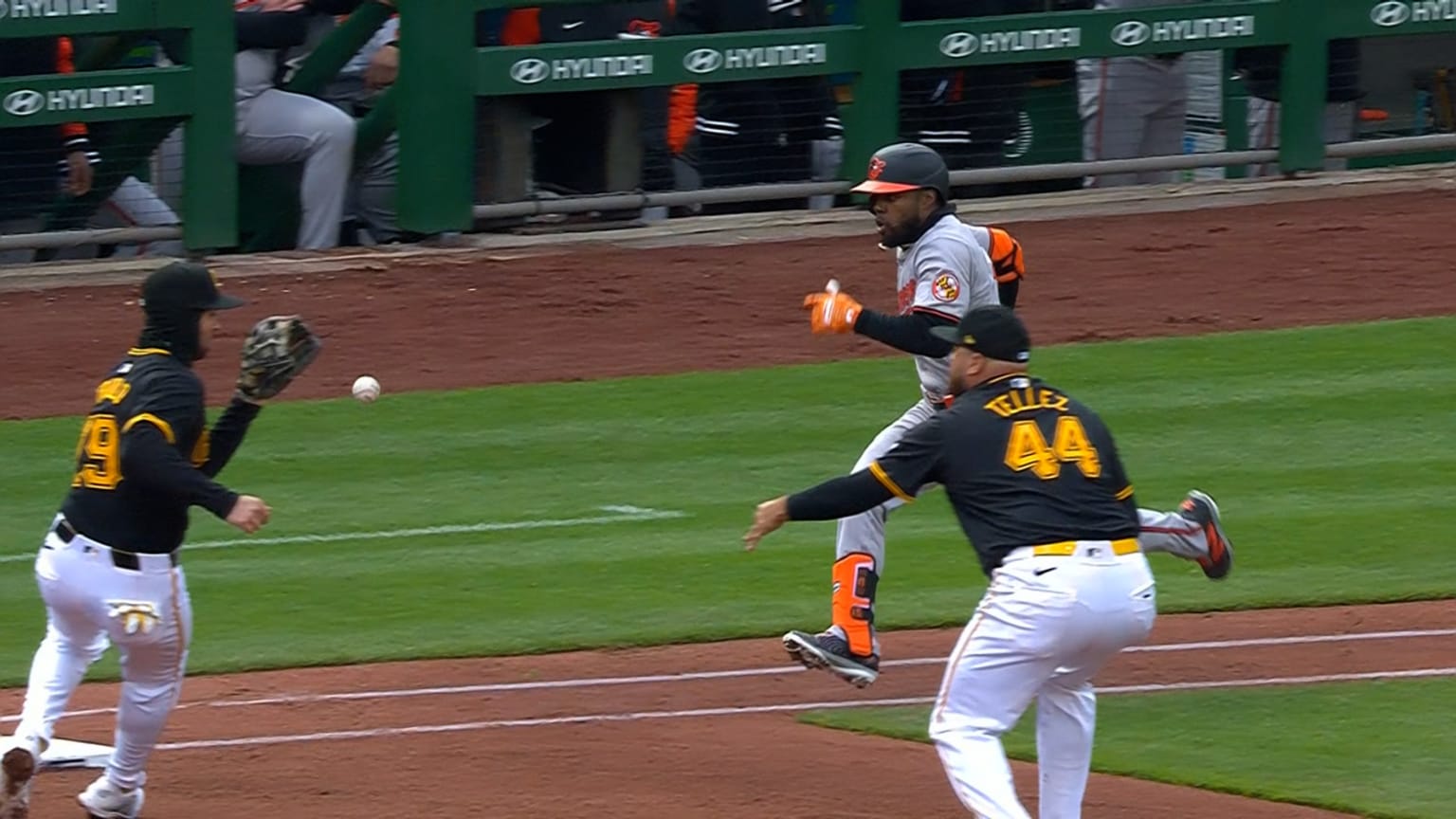 Rowdy Tellez recovers and gets the out at first | 04/05/2024 ...