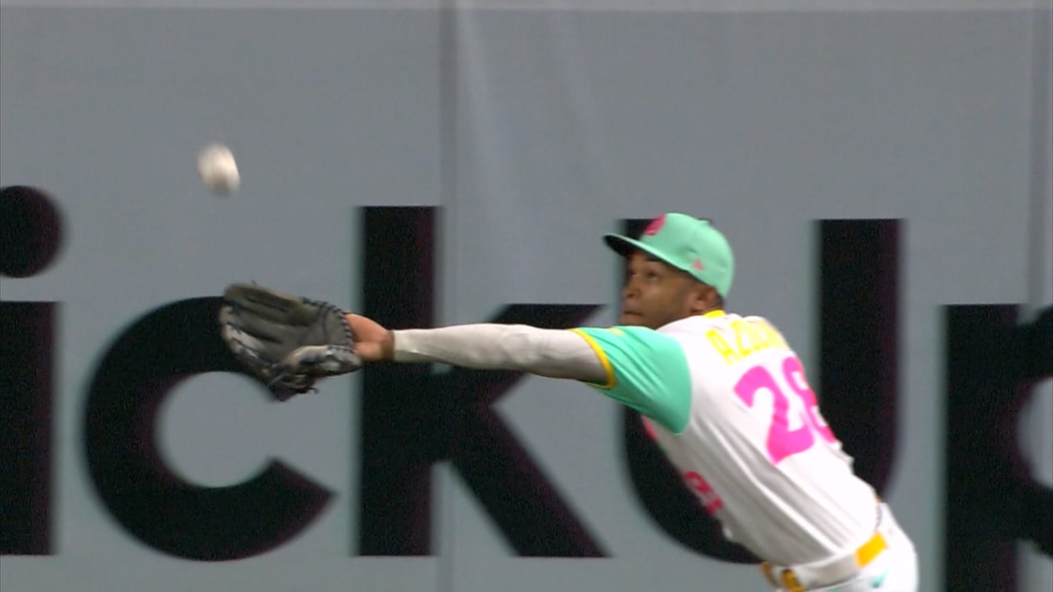 José Azocar runs down a deep fly ball from right | 09/07/2022 | San ...