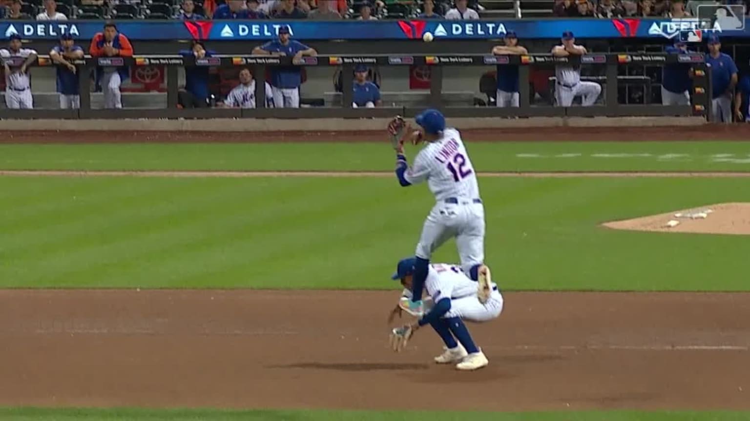 Lindor flashes a spectacular spinning jump throw | 08/13/2023 | New ...