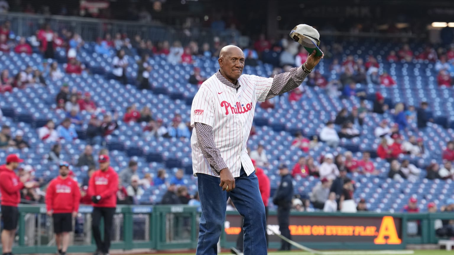 Fergie Jenkins throws out the ceremonial first pitch | 04/15/2025 ...