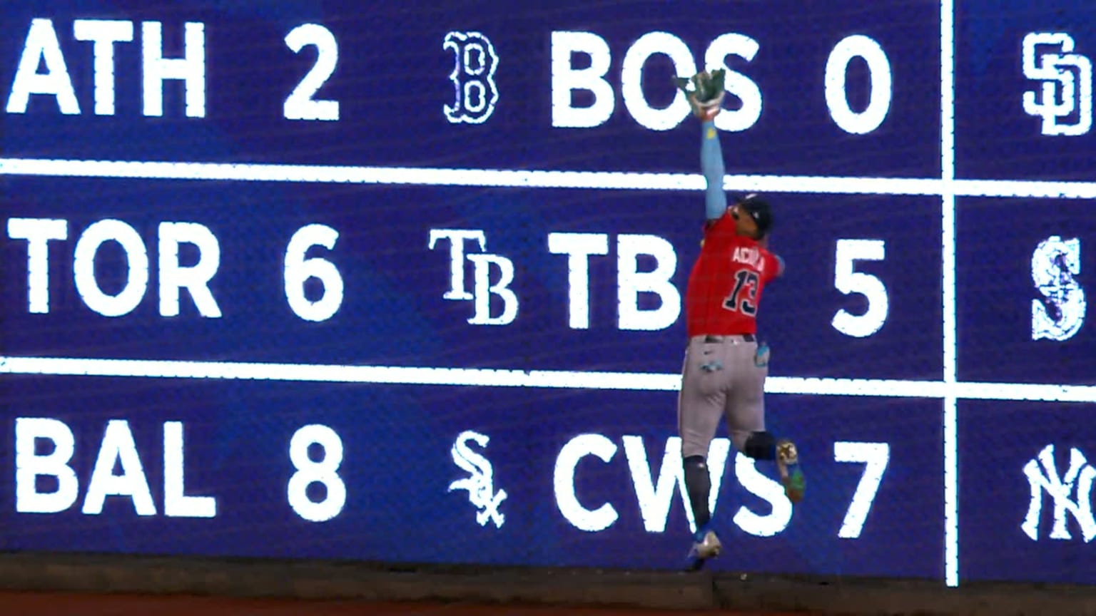 Ronald Acuña Jr.'s game-saving catch forces extras | 16/09/2025 | Los ...