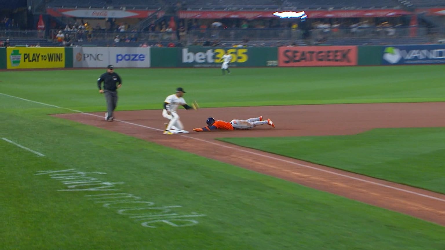 Jeremy Peña steals third base | 06/05/2025 | Houston Astros