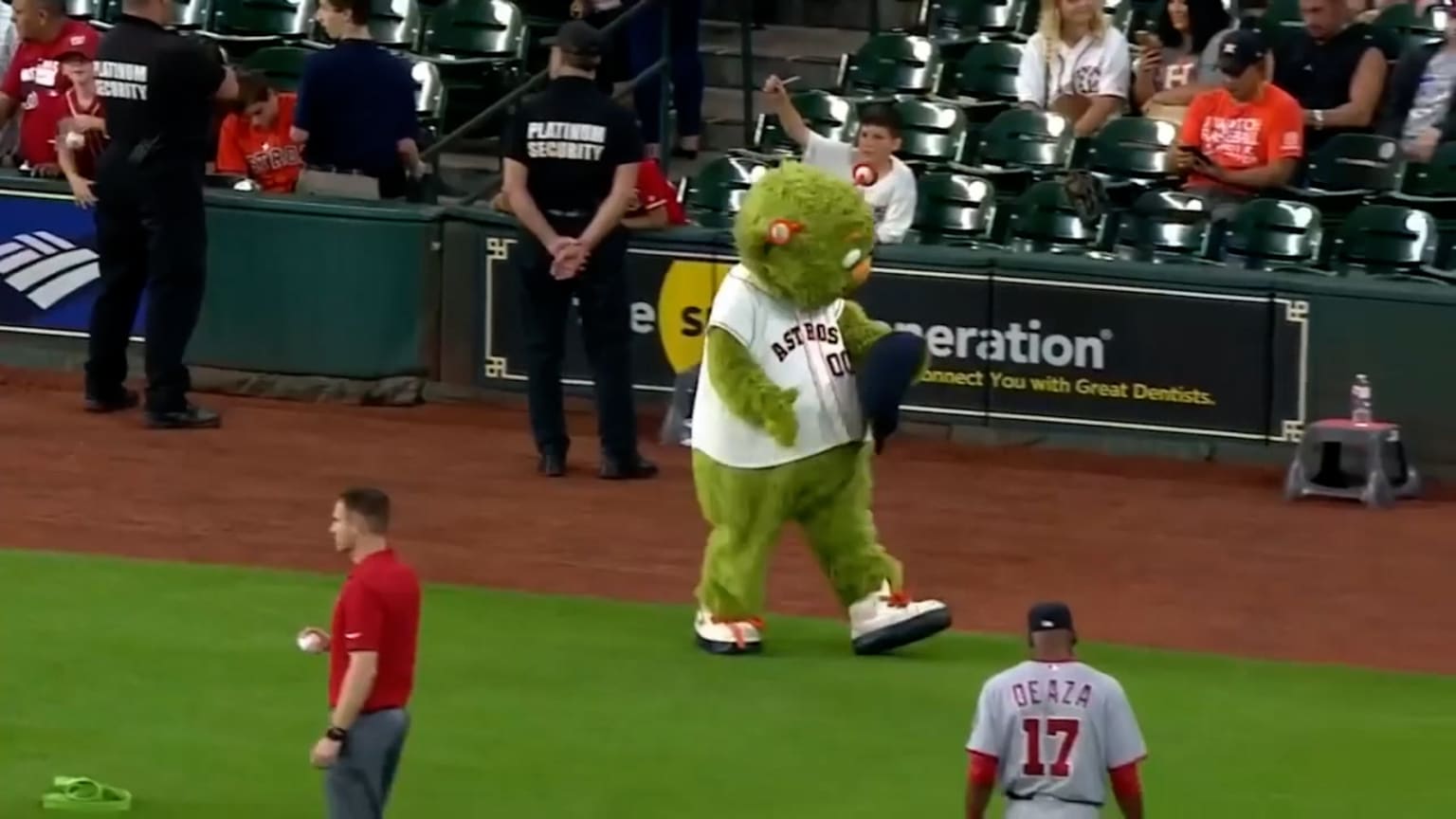 Orbit jokes around with Howie Kendrick | 12/28/2025 | MLB.com