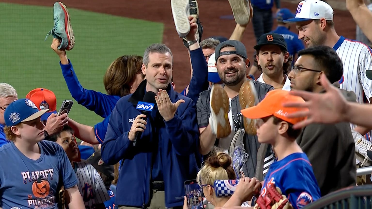 Mets fans start Rally Shoes trend | 09/12/2025 | MLB.com