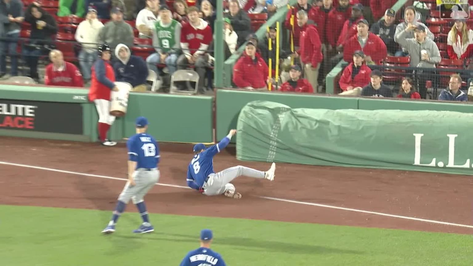 Cavan Biggio makes a sliding catch in right field | 05/01/2023 ...