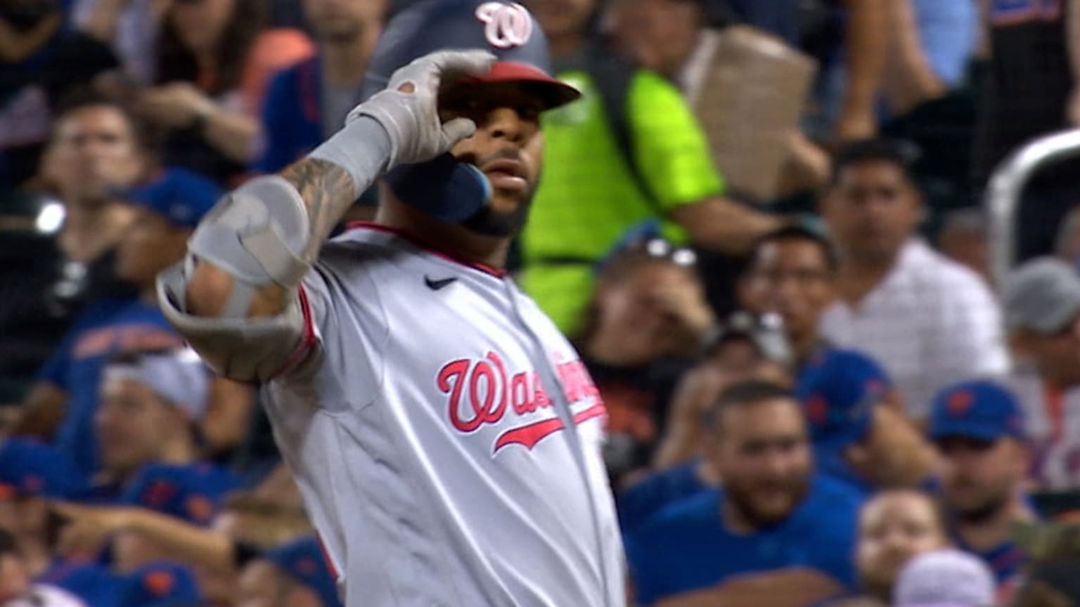 Dominic Smith bloops a two-run single to left field | 07/29/2023 ...
