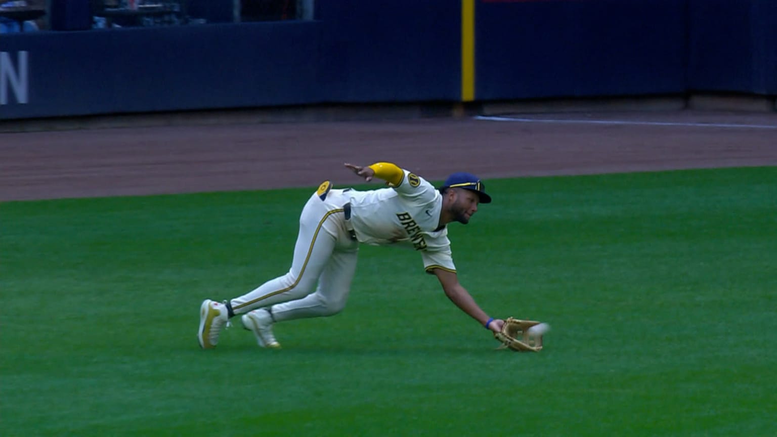 Jackson Chourio's sensational diving grab | 06/26/2024 | Milwaukee Brewers