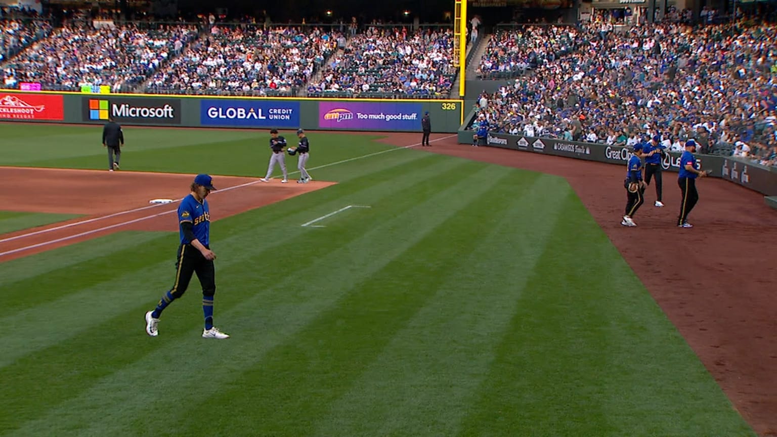 Logan Gilbert exits the game with injury | 04/25/2025 | Seattle Mariners