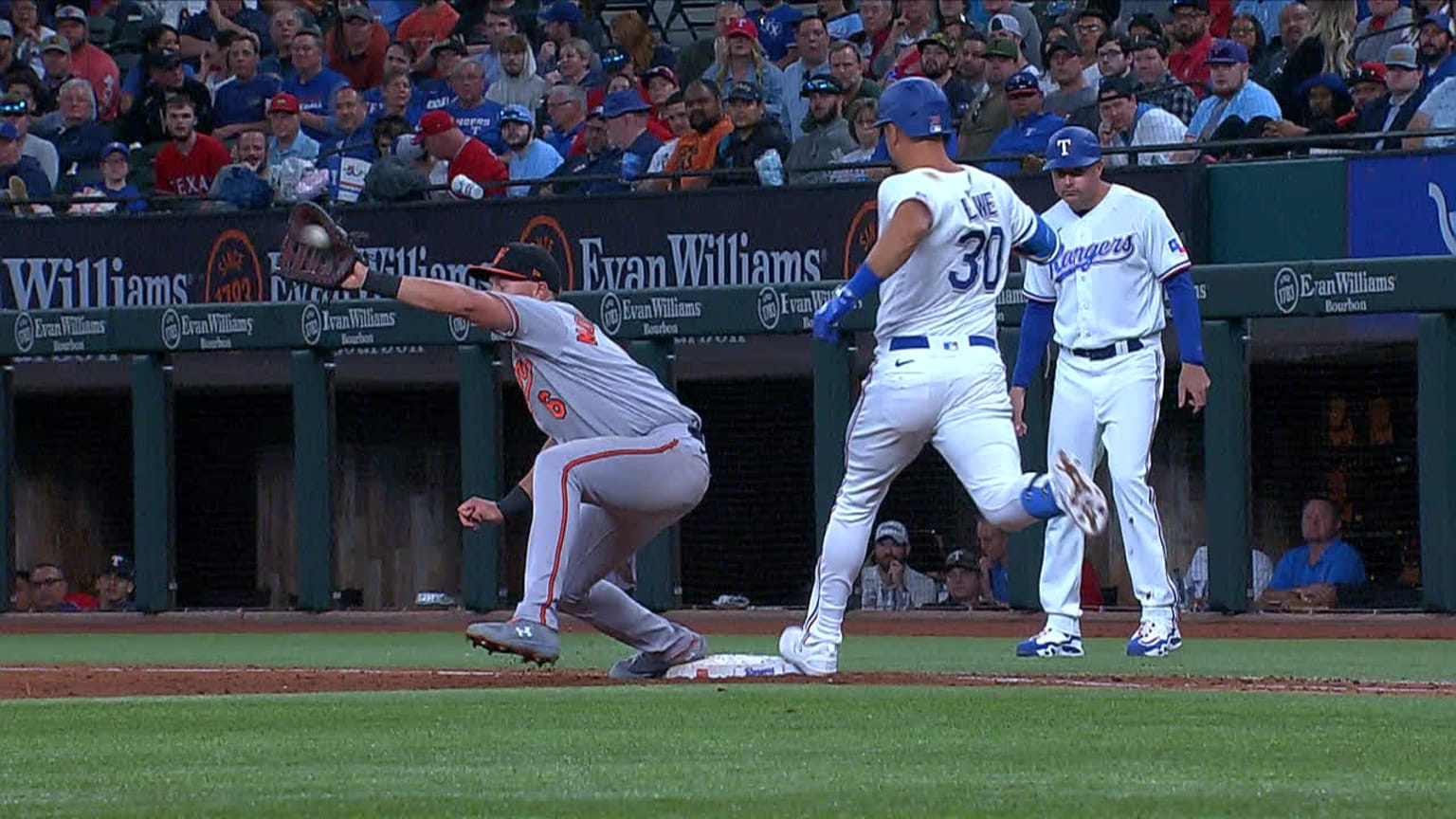 Call on the field stands after Mateo throws out Lowe | 04/05/2023 ...