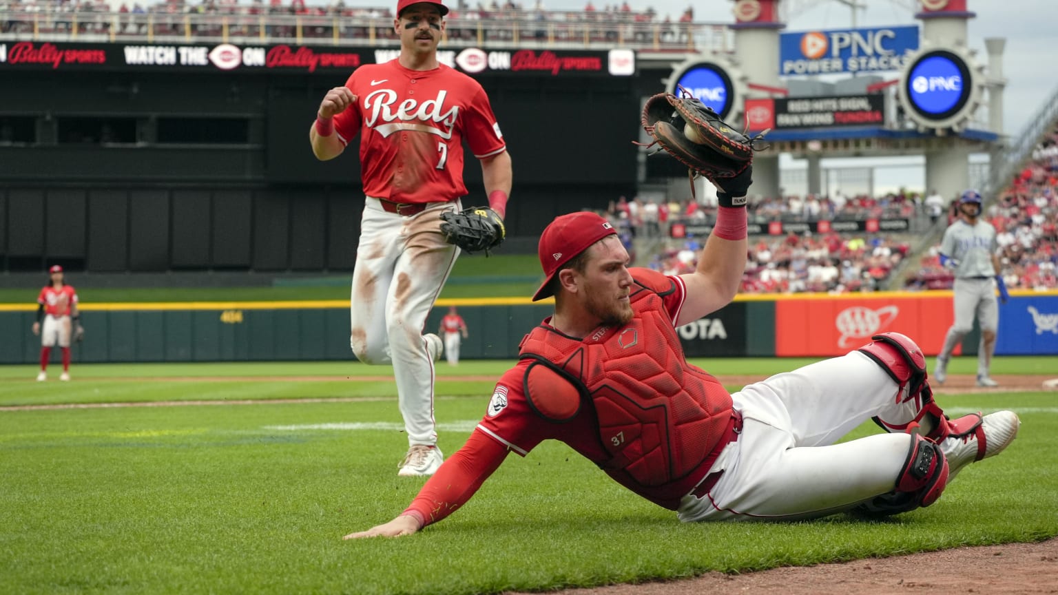 Tyler Stephenson's sliding catch | 06/08/2024 | Cincinnati Reds