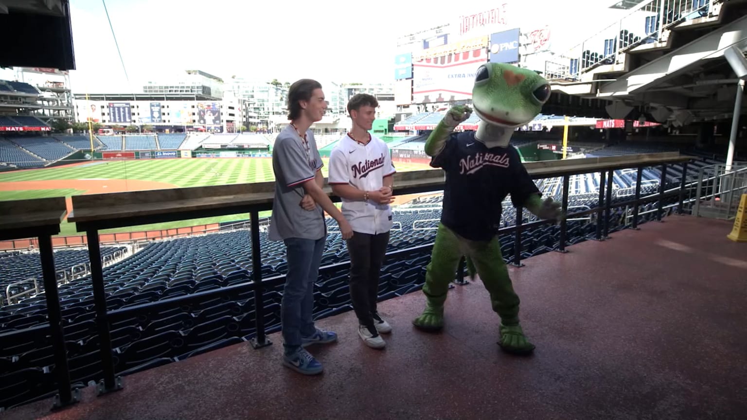 Bat Boys show GEICO Gecko pitch grips | 09/25/2024 | MLB.com