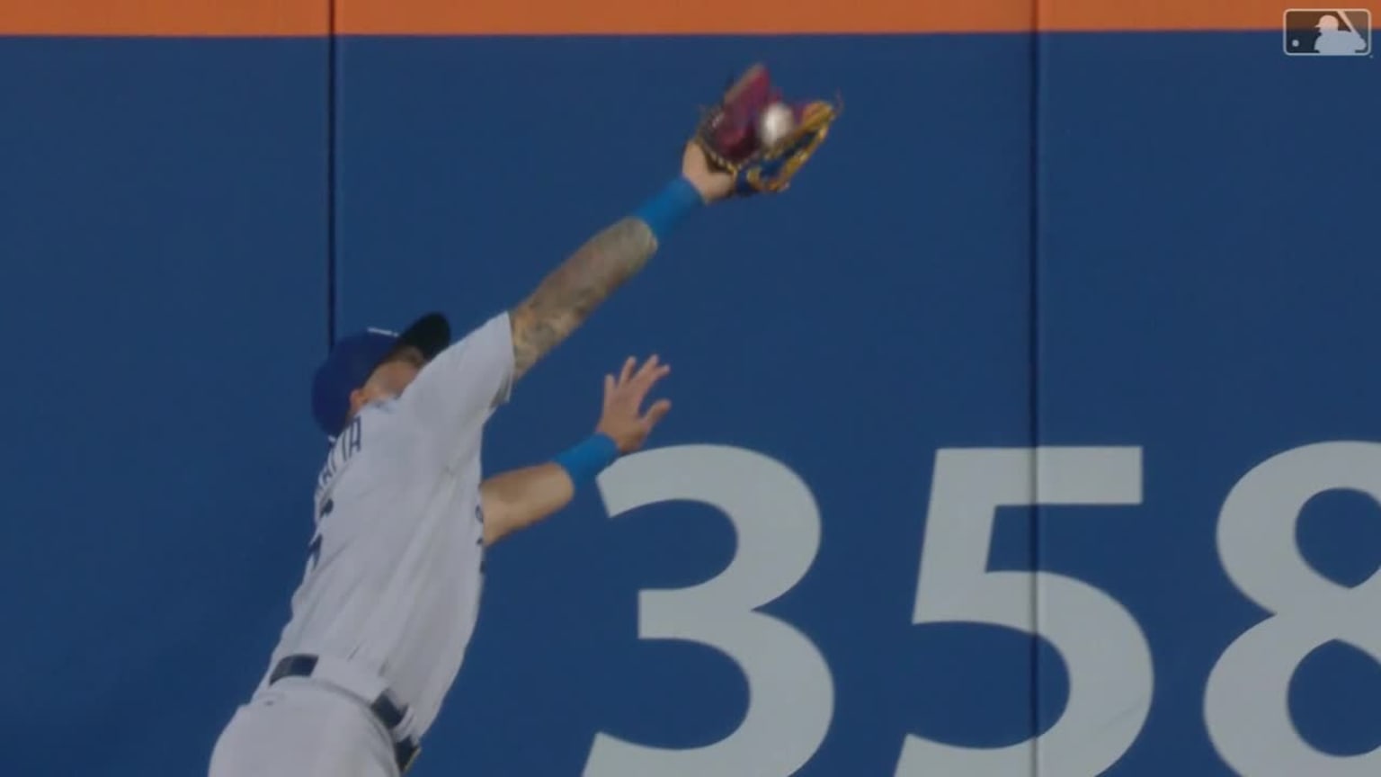David Peralta makes a great catch up against the wall | 07/15/2023 ...