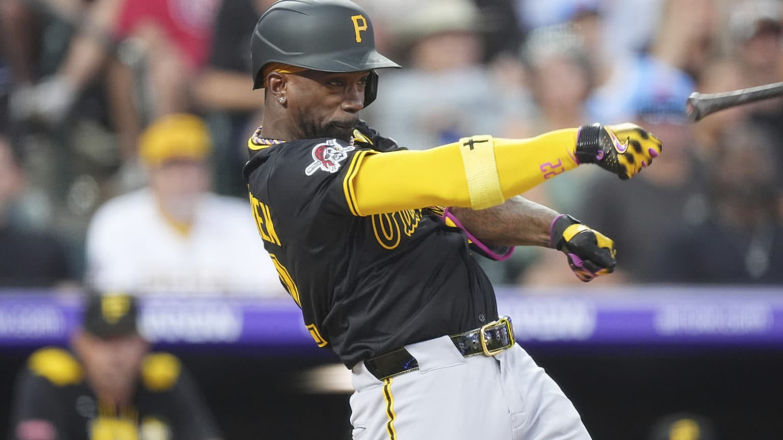 Andrew McCutchen loses his bat mid-swing | 08/02/2025 | Pittsburgh Pirates