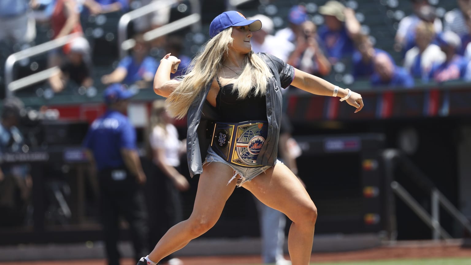 Tiffany Stratton throws out first pitch for the Mets | 06/12/2025 | MLB.com
