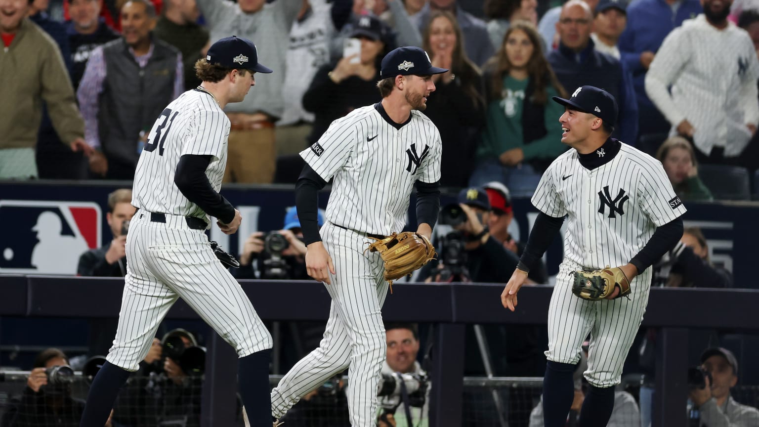 Ryan McMahon's UNBELIEVABLE catch over railing | 10/02/2025 | MLB.com
