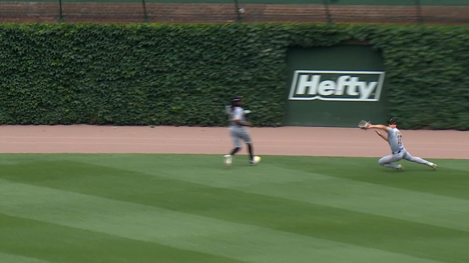 Bryan Reynolds' great diving catch | 06/14/2025 | Pittsburgh Pirates