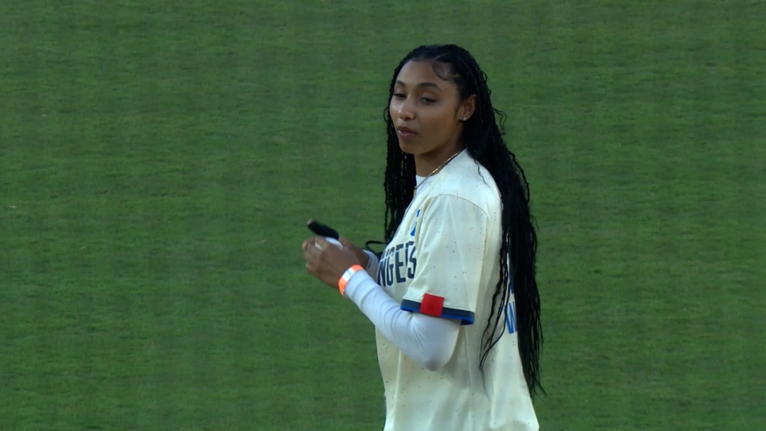 JuJu Watkins throws out first pitch at Dodger Stadium | 06/22/2024 ...