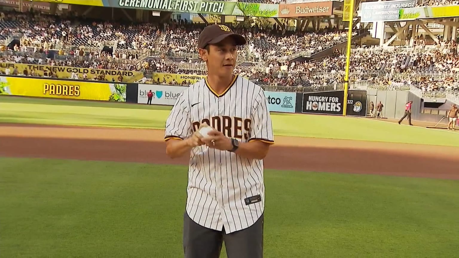 6/25/24 - Ceremonial First Pitch | 25/06/2024 | Lasmayores.com