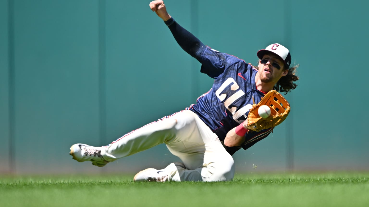 Daniel Schneemann slides down for an excellent catch | 06/06/2024 ...