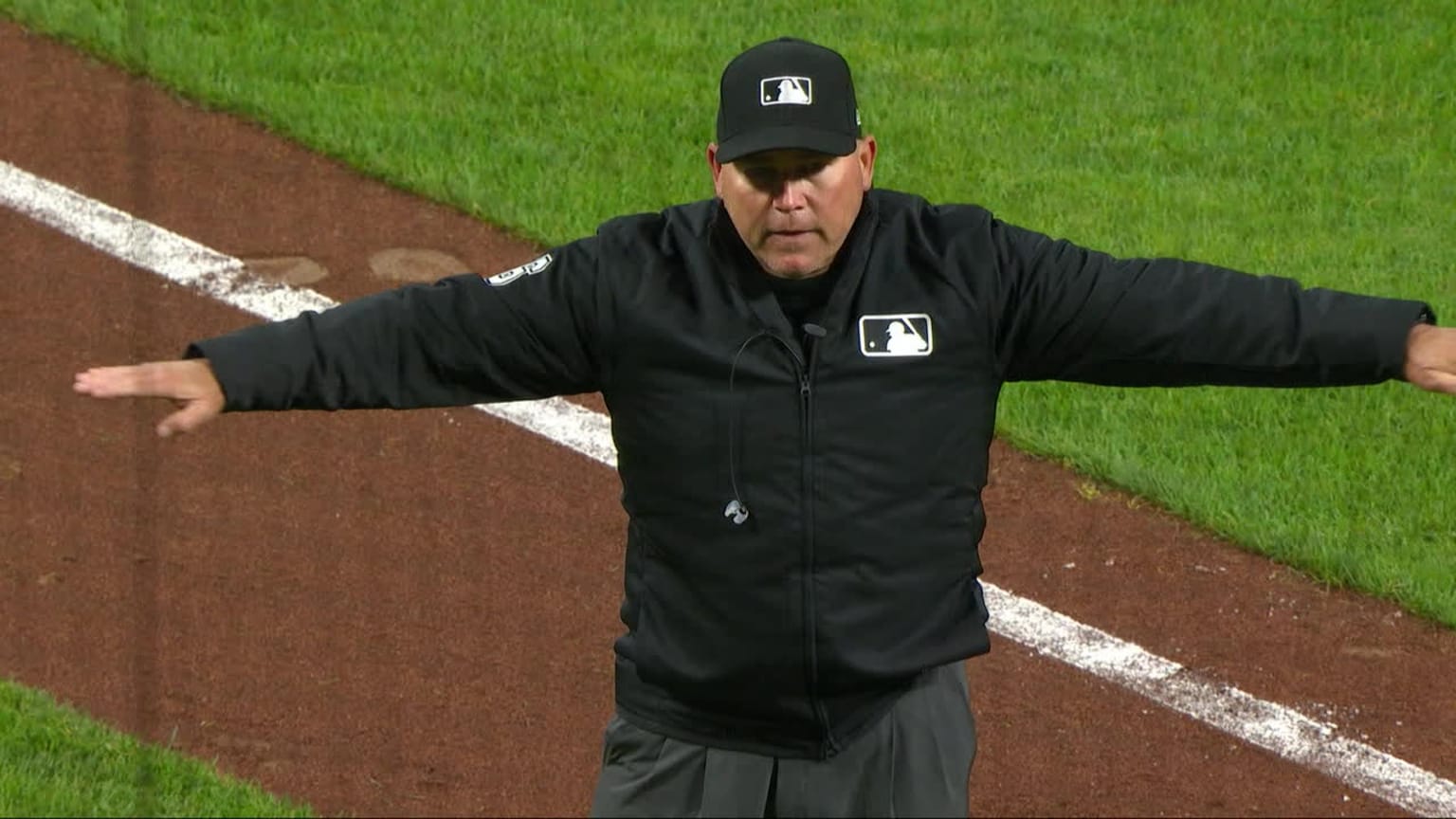 Bubba Thompson ruled safe at second | 04/05/2024 | Cincinnati Reds