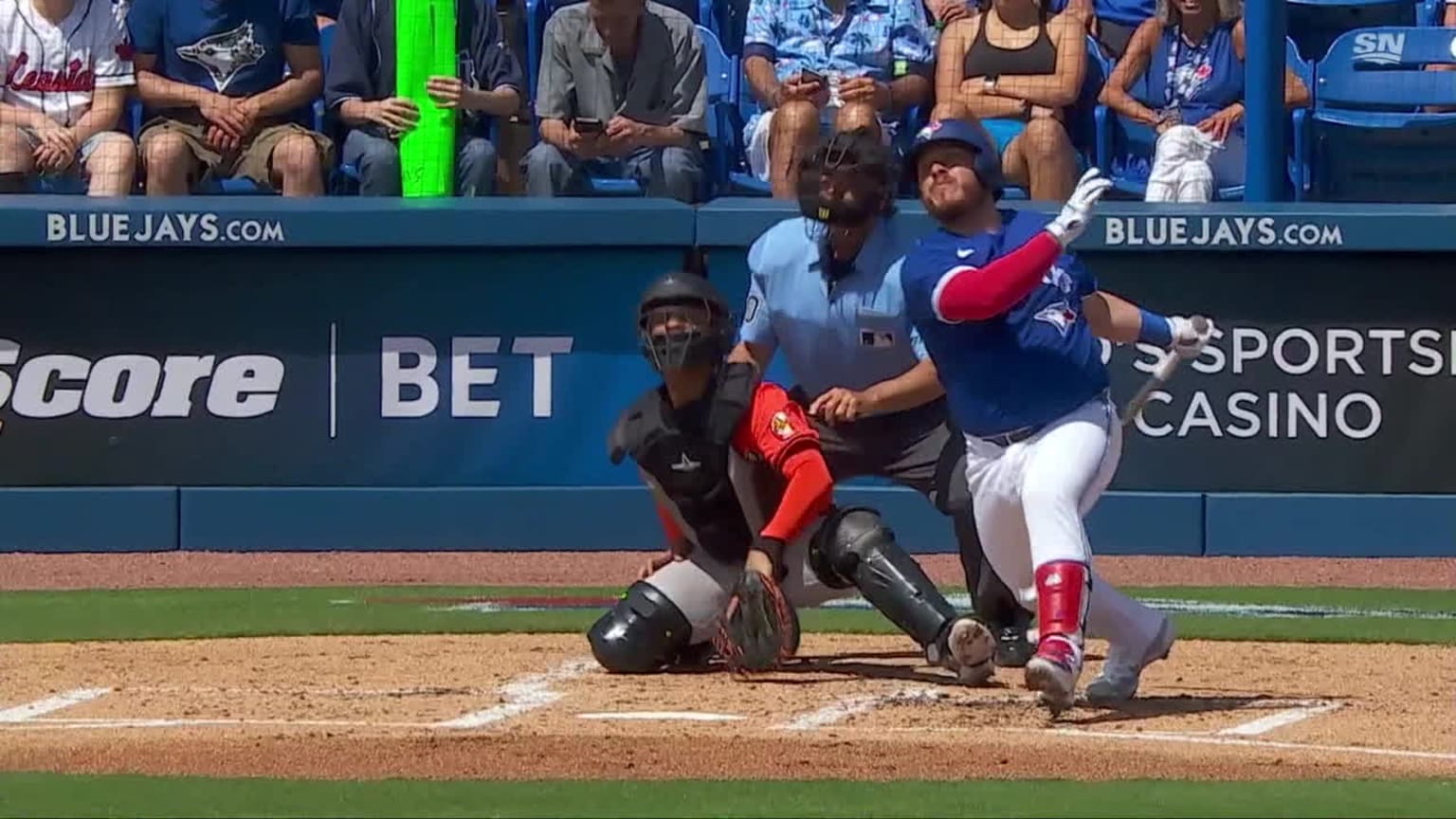 Alejandro Kirk goes oppo for two-run homer in the 1st | 03/10/2024 ...