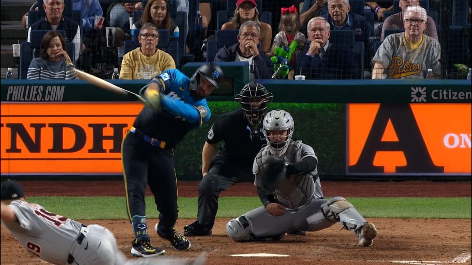 Kyle Schwarber's game-tying single | 08/01/2025 | Philadelphia Phillies