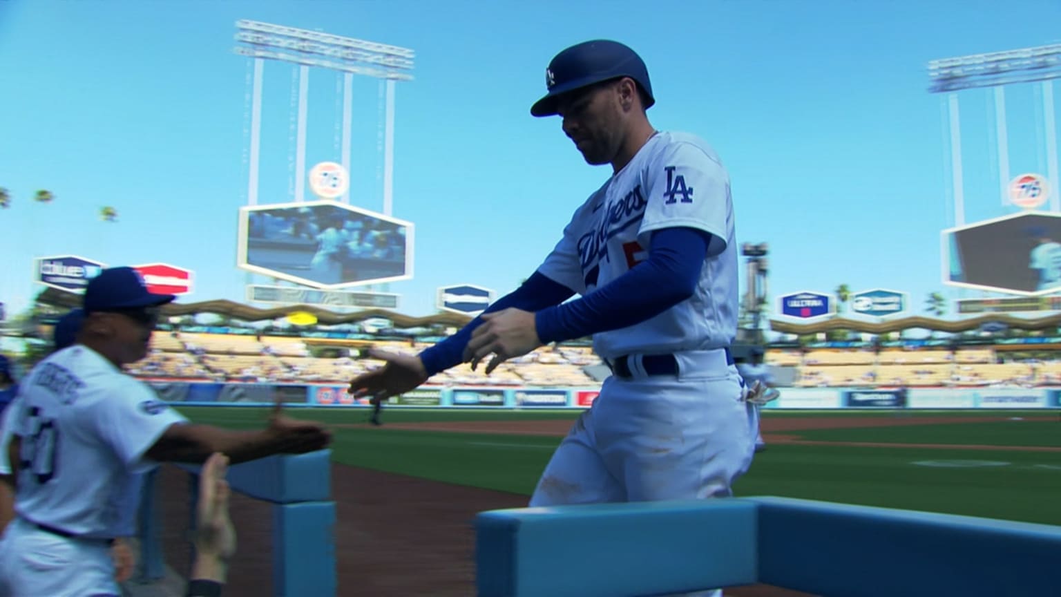 Trayce Thompson flies a sac fly to center field | 09/20/2022 | Los ...