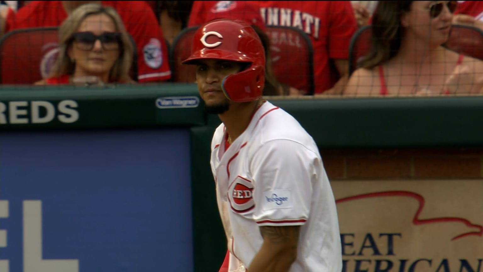 Santiago Espinal walks with the bases loaded | 08/29/2024 | Cincinnati Reds