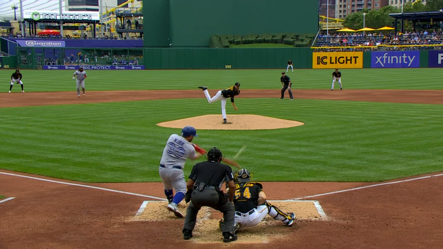 Alejandro Kirk pokes an RBI single to right field | 09/04/2022 ...