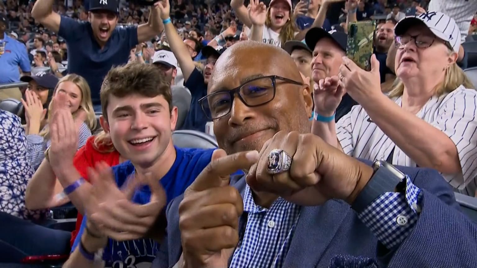 Bernie Williams shows off his championship ring | 05/21/2024 | MLB.com