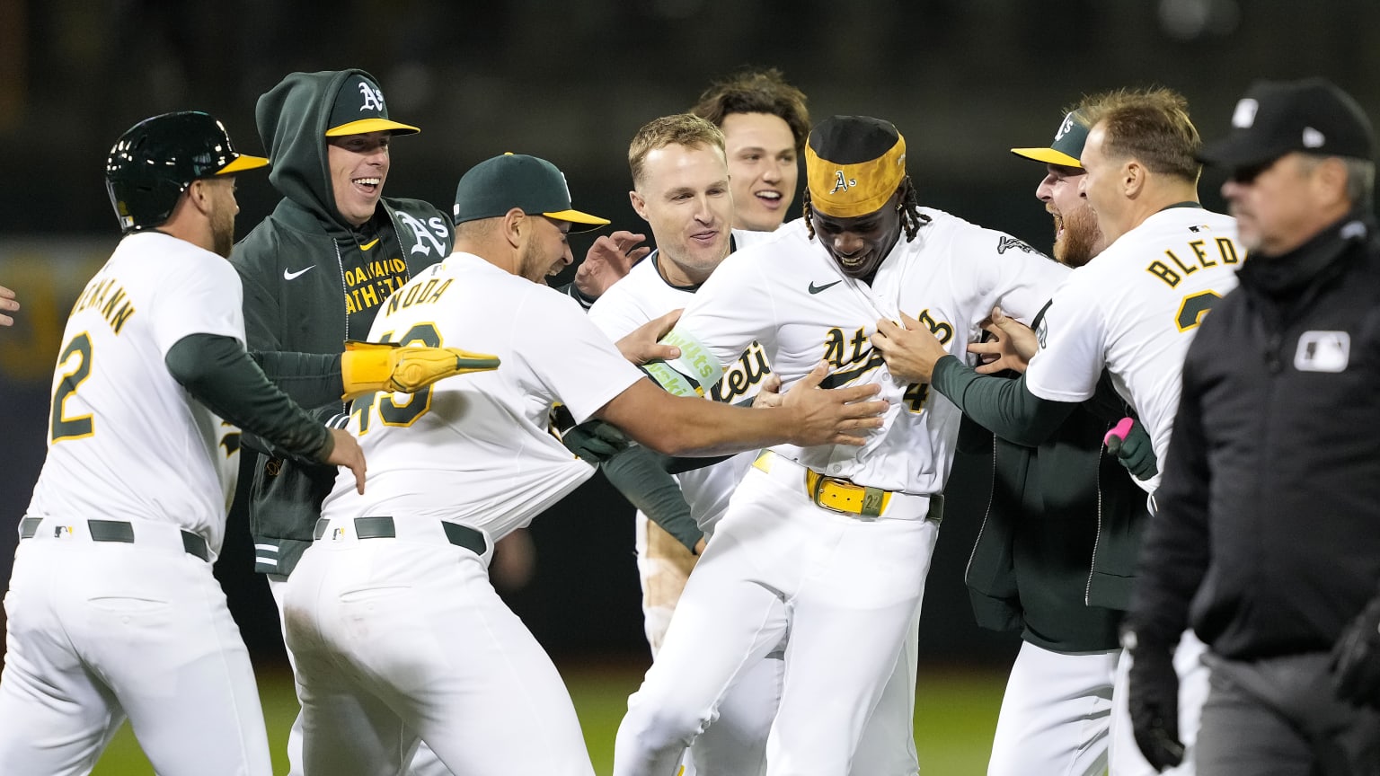 Lawrence Butler walks it off in the 10th inning | 04/12/2024 | Athletics