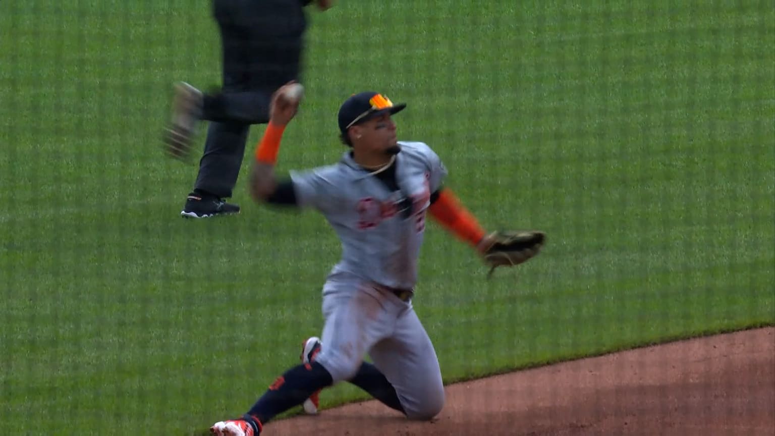 Javier Báez makes a diving stop | 04/09/2024 | Detroit Tigers
