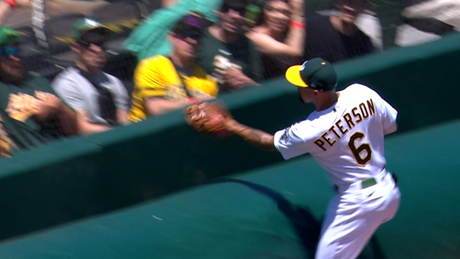 Peterson makes a tremendous running catch in the 1st | 05/17/2023 ...