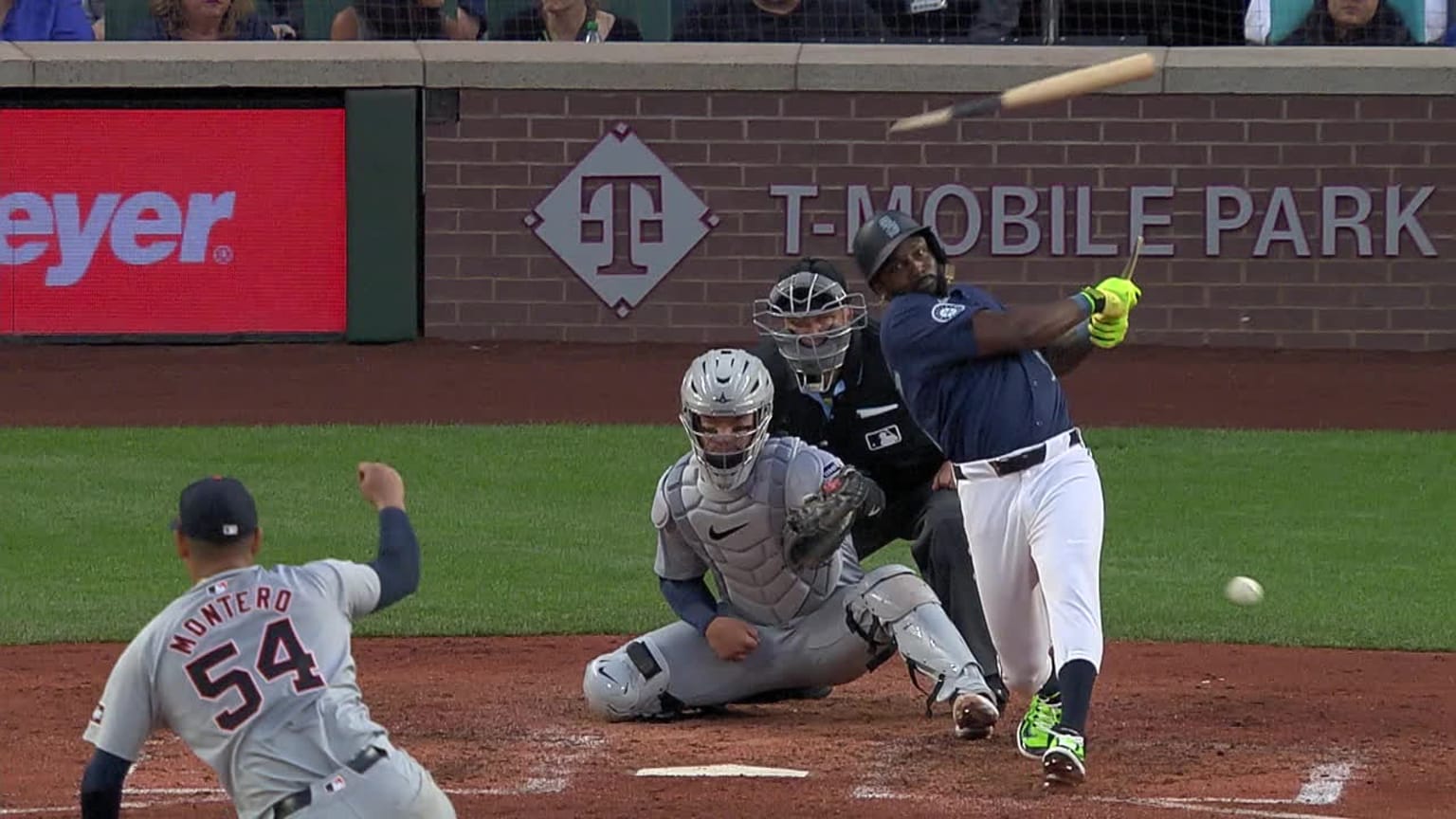 Javier Báez turns two in the 6th | 08/06/2024 | MLB.com