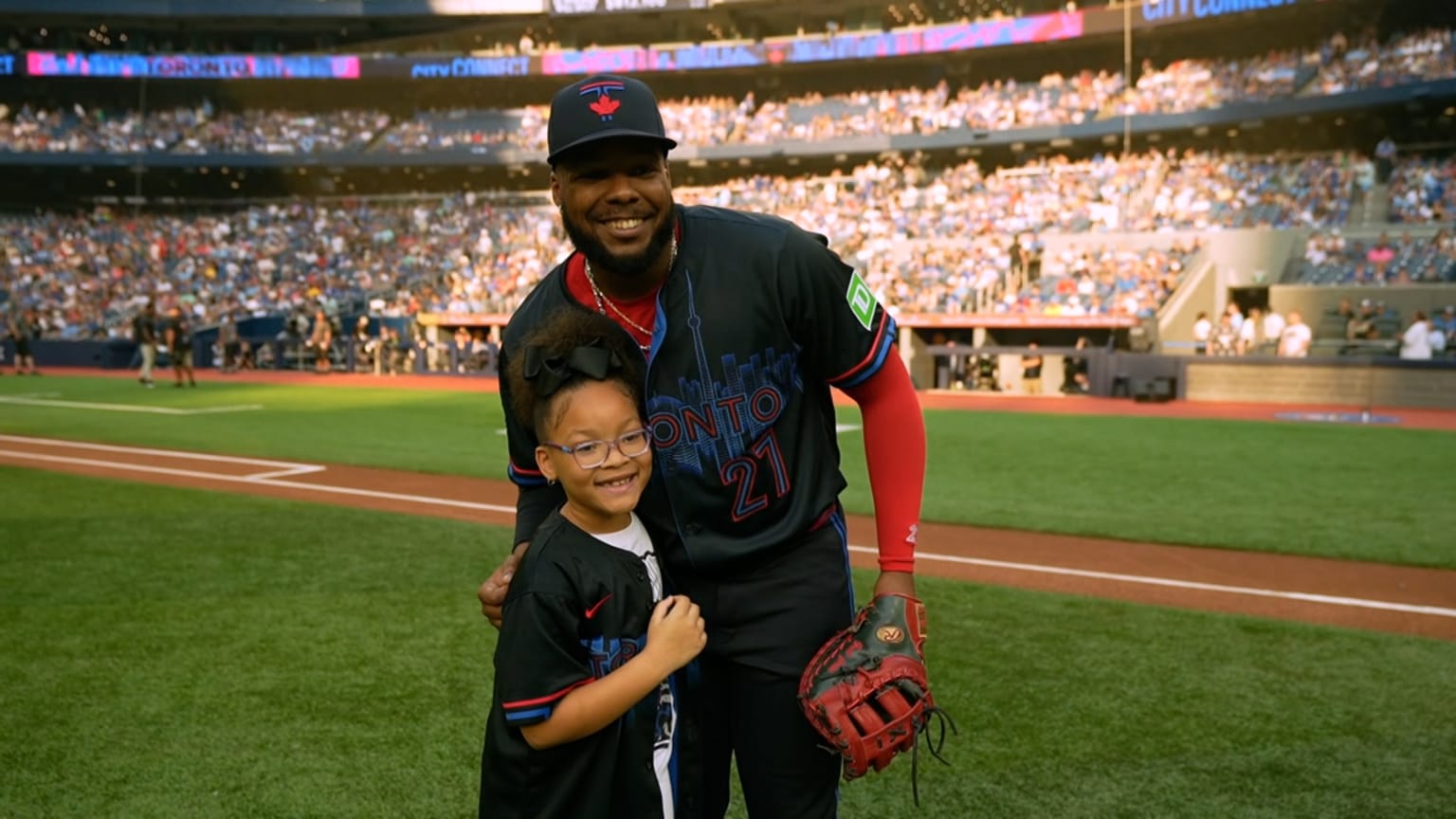 Vlad Jr.'s daughter throws out the first pitch | 06/19/2024 | Toronto ...