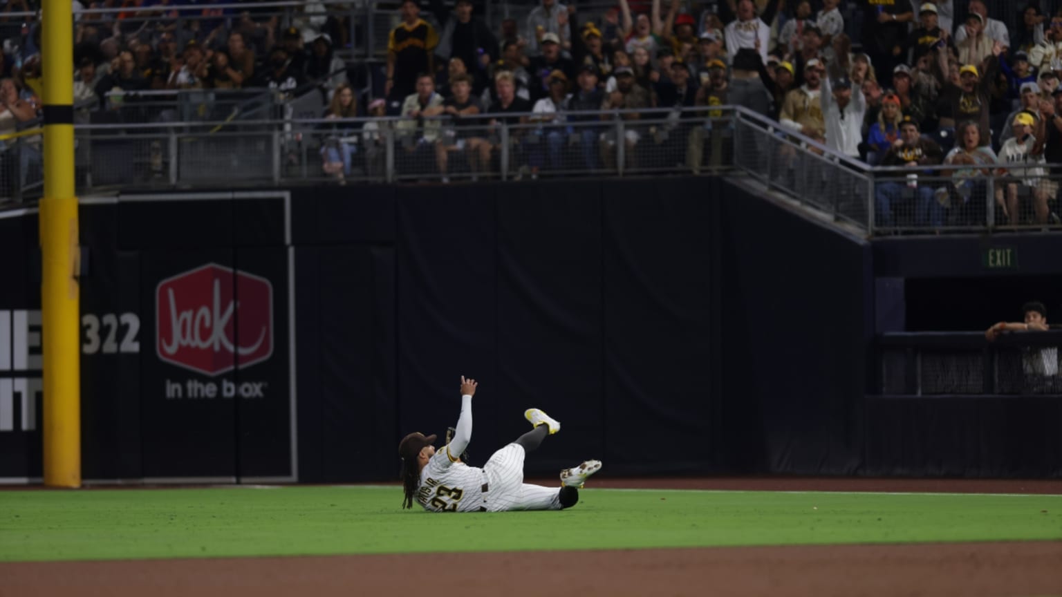 Fernando Tatis Jr.'s spectacular sliding catch | 07/28/2025 | San Diego ...