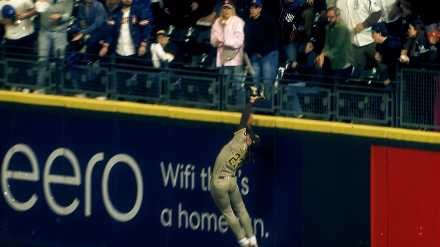 Daily Dash: Langford's sliding grab, Tatis Jr.'s leap | 09/12/2024 ...