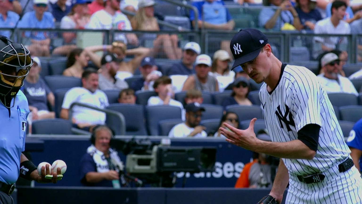 Fried leaves game with a blister on his index finger | 07/12/2025 | New ...