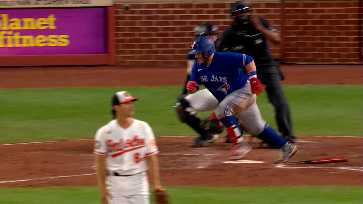 Alejandro Kirk hits bloop single into left, 3-1 Jays | 09/07/2022 | New ...
