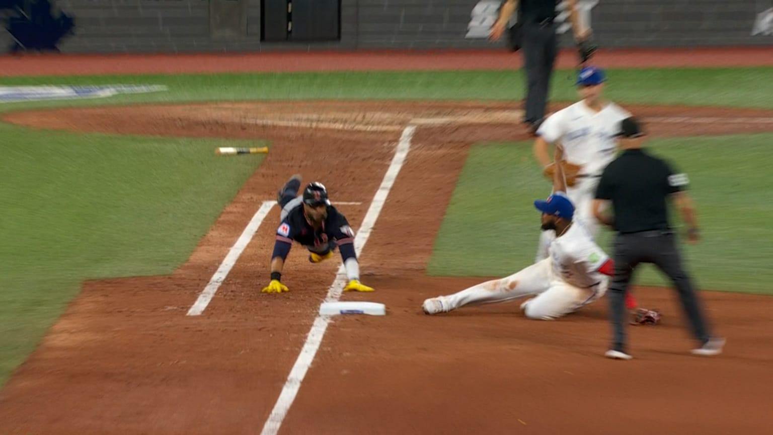 Vladdy wins the race to the bag | 05/03/2025 | MLB.com