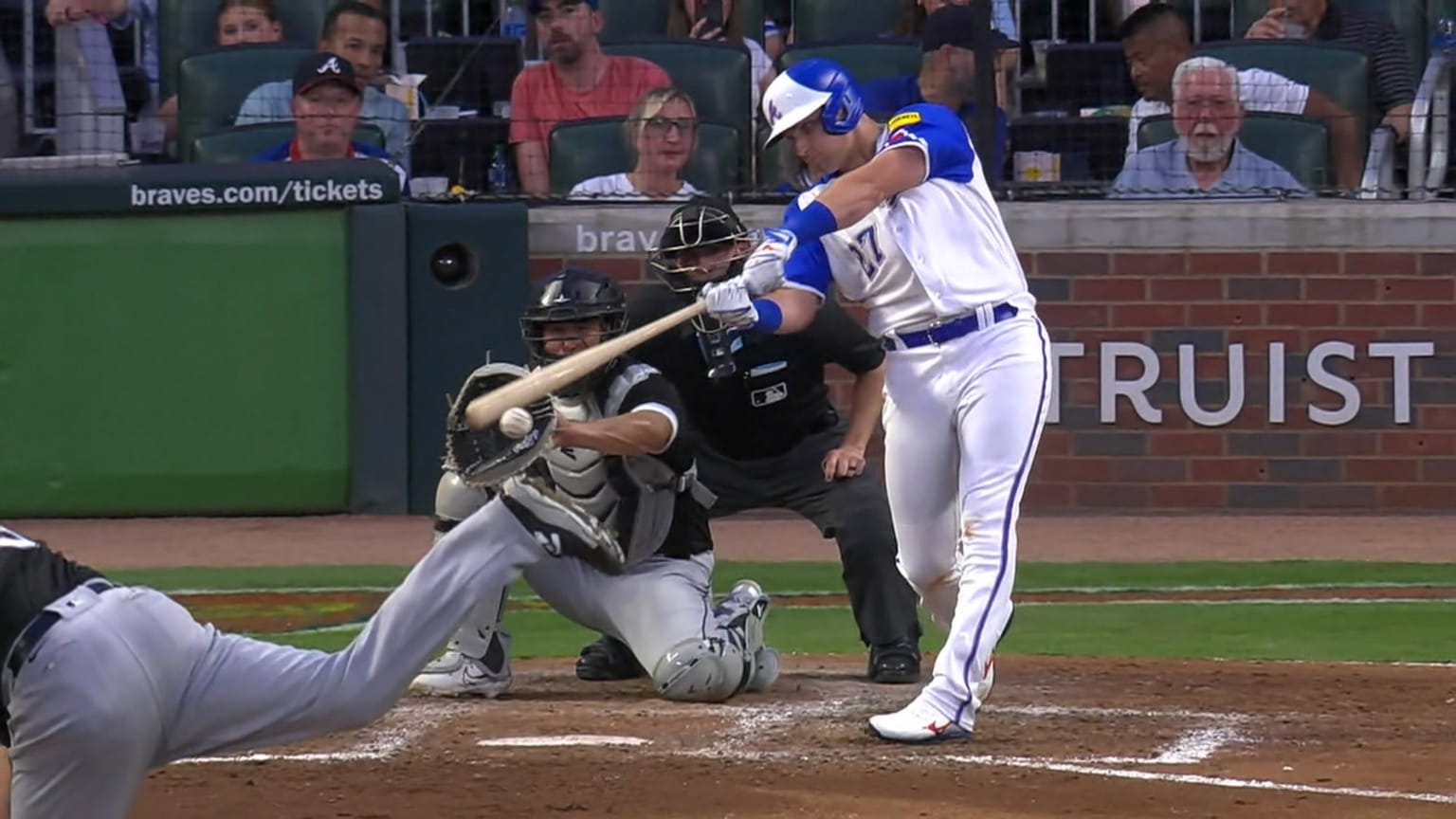 Austin Riley singles to left and ties the game at 4 | 07/15/2023 ...