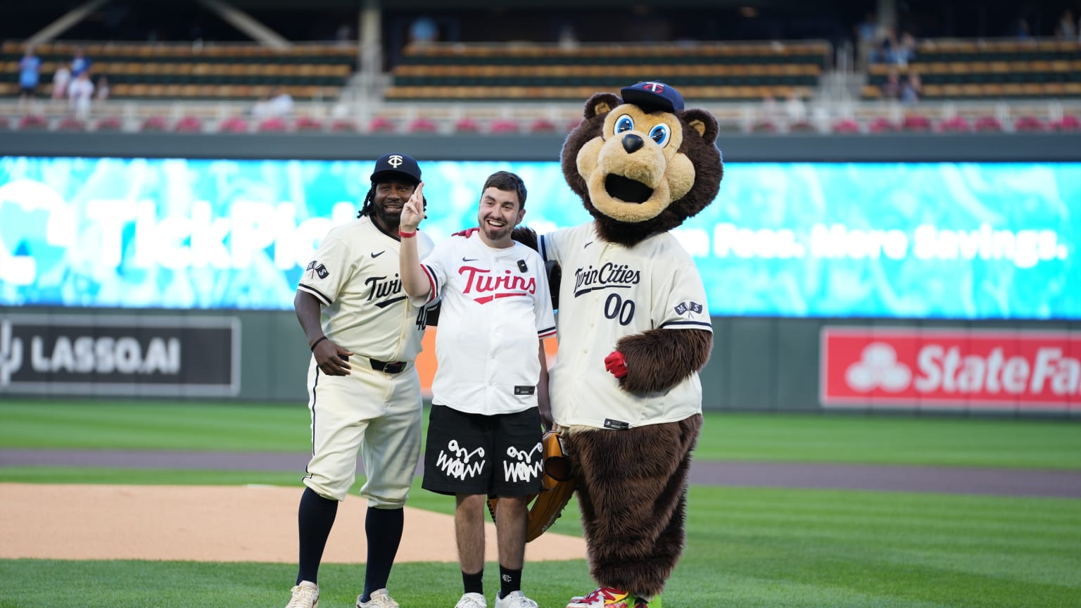 Young Mantis throws out the first pitch | 09/26/2024 | Minnesota Twins