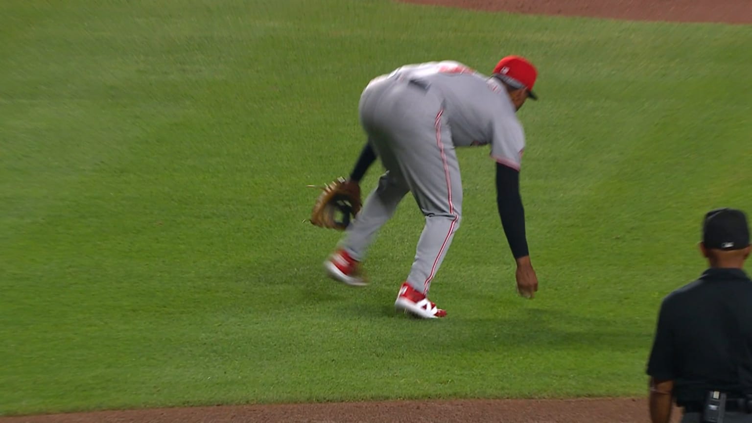 Ke'Bryan Hayes' barehanded play | 08/05/2025 | MLB.com