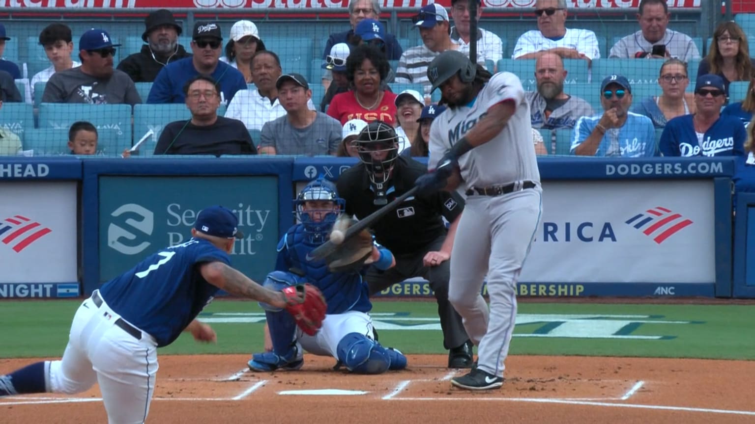 Josh Bell crushes a solo homer to left field | 08/19/2023 | Miami Marlins