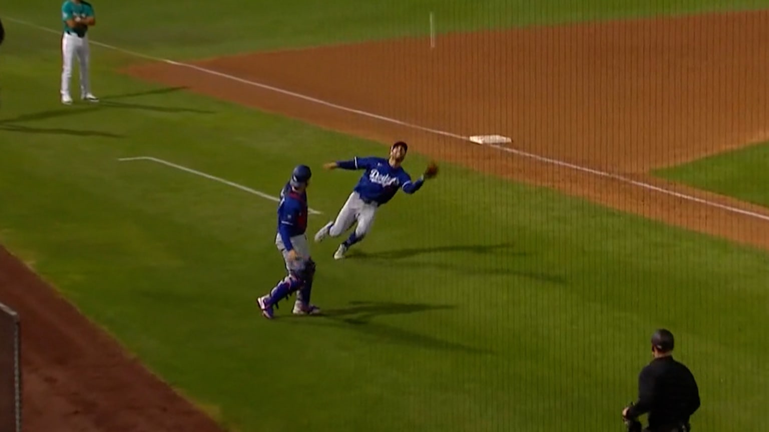 Chris Taylor's sliding catch in foul territory | 03/07/2025 | MLB.com