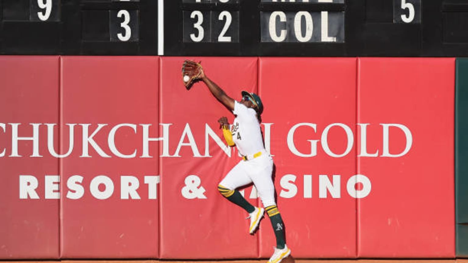 Lawrence Butler's impressive catch against the wall | 07/03/2024 ...