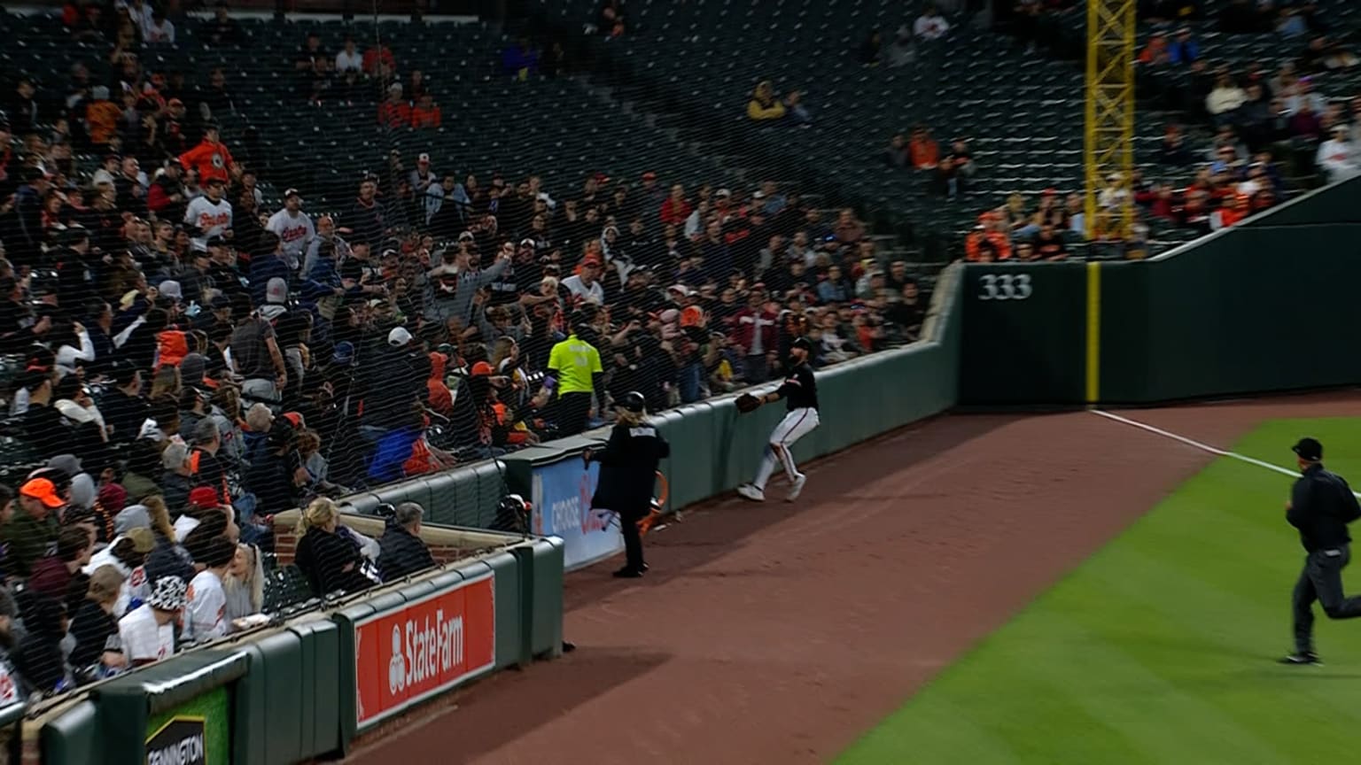 A fan makes a nice barehanded grab on a foul ball | 04/26/2024 ...